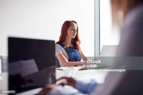 현대 회의실에서 노트북에서 일하는 두 명의 캐주얼 한 옷을 입은 젊은 비즈니스 여성 20 29세에 대한 스톡 사진 및 기타 이미지 20 29세 2명 공란 Istock