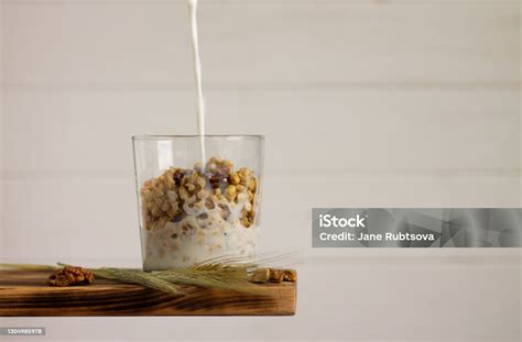 흰색 배경에 선반에 호밀 스파이크와 호두와 투명 유리에 그래놀라로 흐르는 우유 공간을 복사합니다 건강한 생활방식에 대한 스톡 사진 및 기타 이미지 Istock