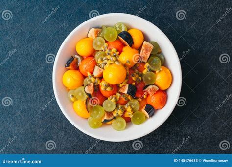 Bandeja Saud Vel Do Fruto Foco Seletivo Bacia De Manga De Figos De