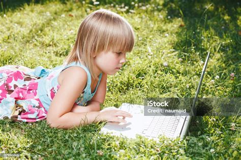 온라인 레슨 중에 랩톱을 사용하는 어린이가 자기 격리 중입니다 4 5세에 대한 스톡 사진 및 기타 이미지 4 5세 격리 공부 Istock