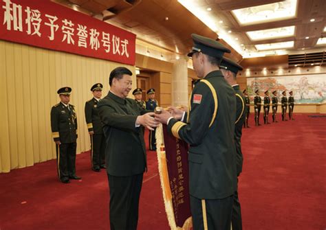 中央军委举行颁授八一勋章和授予荣誉称号仪式 习近平向八一勋章获得者颁授勋章和证书 向获得荣誉称号的单位颁授奖旗人民政协网