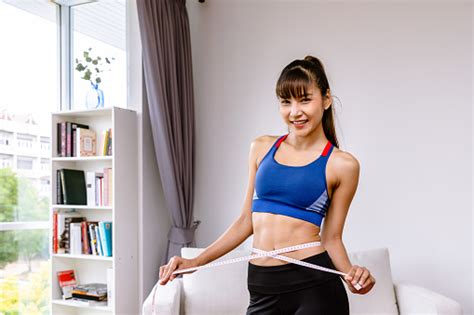 카메라를 보고 측정 테이프 체중 감소 및 다이어트 개념으로 매력적인 여성 몸통 가냘픈에 대한 스톡 사진 및 기타 이미지