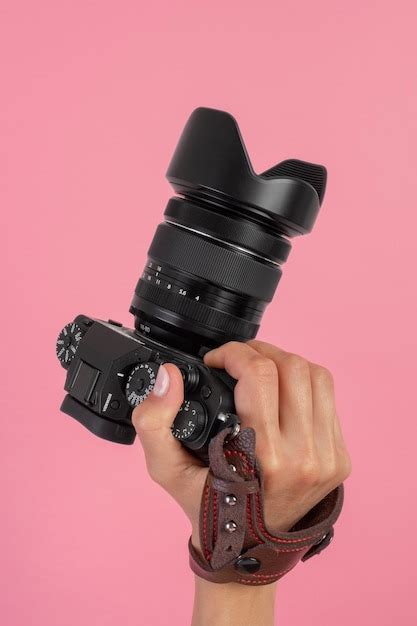 Рука держит фотоаппарат Бесплатно Фото