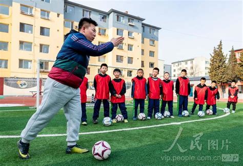 内蒙古呼和浩特快乐足球 趣动寒假 人民图片网
