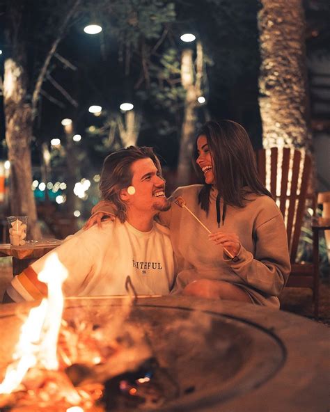 Munik Nunes E Caio César Curtem Romance Em Noite Com Fogueira Quem