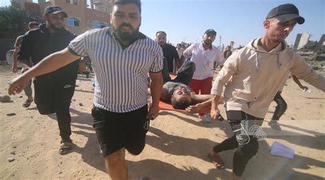 اخلاء عدد من المصابين بعد قصف طيران الاحتلال لمنازل في رفح