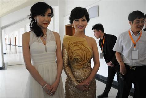 趙雅芝蕭薔兩大不老女神低胸裝亮相，顏值不敵趙雅芝，皮膚似少女 每日頭條