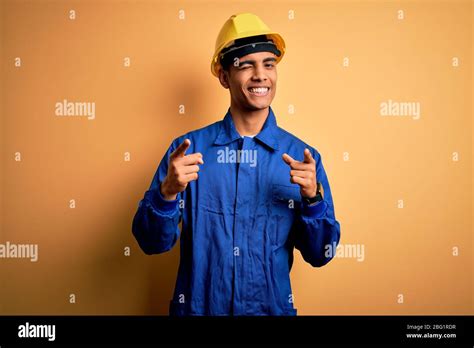 Junge gut aussehende afroamerikanischen Arbeiter Mann trägt blaue