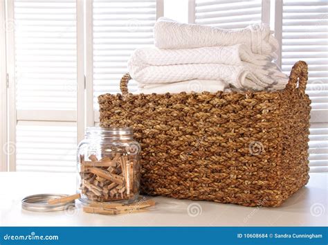 Cesta De Lavanderia Linhos Na Tabela Foto De Stock Imagem De Macio Obturador