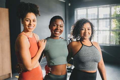 피트니스 여성 및 친구들은 지역 체육관 스튜디오 또는 클럽에서 함께 운동 훈련 및 유산소 운동에 만족합니다 미소 초상화 및 어린 소녀들이 팀으로서 건강한 생활 방식에