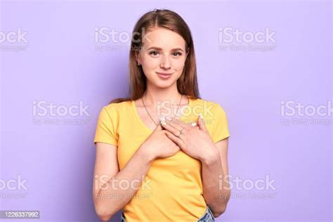 사랑스러운 여자는 마음에 두 손바닥을 유지 친절한 미소와 카메라에 보인다 가냘픈에 대한 스톡 사진 및 기타 이미지 가냘픈
