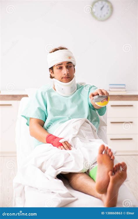 O Homem Ferido Novo Que Fica No Hospital Imagem De Stock Imagem De Terapia Sofrimento