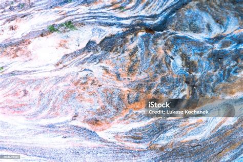 파랑 주황색 흰색 노란색 퇴적암 바위합 착 및 침착을 통해 형성 된 다채로운 암석 층추상적인 그래픽 디자인 배경 패턴 텍스처 0명에 대한 스톡 사진 및 기타 이미지 Istock