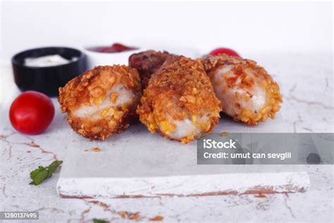 화이트 대리석 배경에 소스를 곁들인 맛있는 수제 바삭바삭한 프라이드 치킨 0명에 대한 스톡 사진 및 기타 이미지 0명 갈색