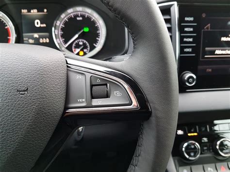 Skoda Karoq Style Klima/SHZ/LED Neuwagen mit Rabatt - EU-Reimporte günstig