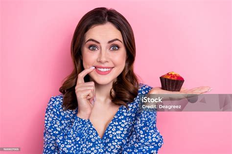 Foto Wanita Cantik Gembira Yang Tercengang Tatanan Rambut Bergelombang