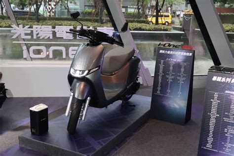 「時尚天母」比莉代言站台，kymco Ionex I One 綠牌 Air 白牌fly全新上市 Carstuff 人車事