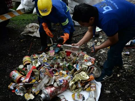 World Tallest Peak Mount Everest Is Turning Into A Garbage Dump Thanks