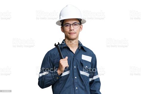 아시아 남자 엔지니어 또는 기술공 흰색 헬멧 안경 렌치를 들고 파란색 작업 셔츠 정장에 흰색 정비공 및 클리핑 패스와 함께 석유와 가스 산업 개념에 고립 아시아인에 대한