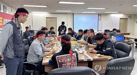 파업 찬반투표 개표 중인 Hd현대중공업 노조 연합뉴스