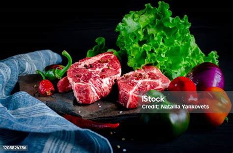 고기 개념입니다 고기 스테이크는 테이블에 누워 야채와 요리 할 준비가되어 있습니다 고급 요리에 대한 스톡 사진 및 기타 이미지 고급 요리 고기 꽃등심 스테이크