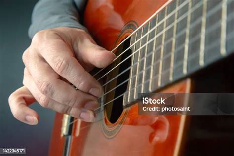 남자는 클래식 기타를 연주합니다 현악기 클래식 기타를 연주하는 음악가의 손 기타 연주자에 대한 스톡 사진 및 기타 이미지
