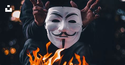 불이 붙은 흰색과 검은 색 마스크 사진 Unsplash의 무료 불 이미지