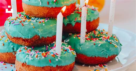 촛불이 달린 분홍색과 갈색 케이크 사진 Unsplash의 무료 비데이 이미지