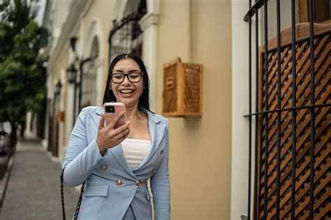 야외에서 역사적인 지구에서 화상 통화를하는 휴대 전화를 사용하는 중년 성인 사업가 30 34세에 대한 스톡 사진 및 기타 이미지