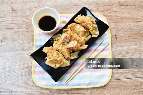 삶은 만두 또는 교자 박제 으깬 돼지고기와 새우와 야채 토핑 볶음 마늘 찍어 달콤한 콩 소스 Jiaozi에 대한 스톡 사진 및