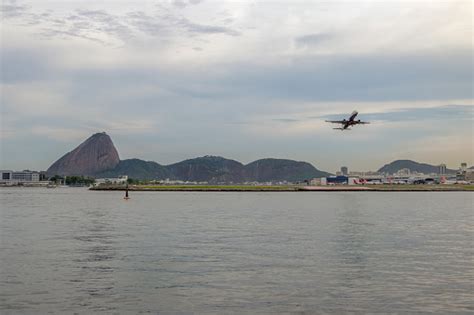 비행기 복용 오프에서 배경리오 데 자네이 브라질에 슈가 로프와 리우데자네이루 공항 리우데자네이루에 대한 스톡 사진 및 기타