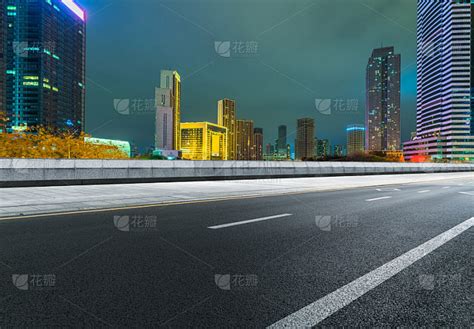 空旷的柏油路在夜晚穿过现代城市中国