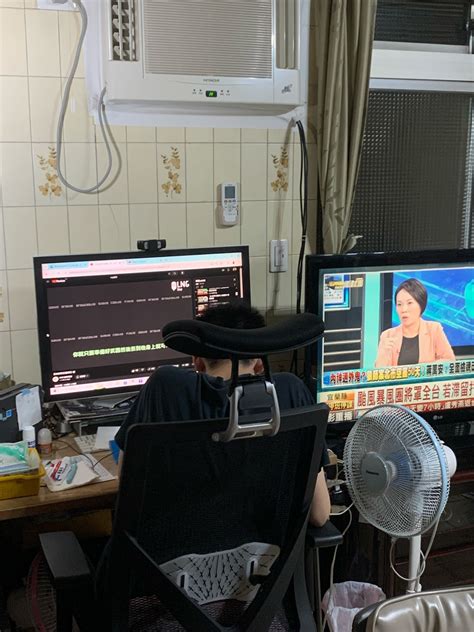 20240724 一天一照片直到米蟲開始工作 Day54 不上班就不會受颱風假影響 只要有心，天天都幫自己放颱風假🙌 今天的 電腦
