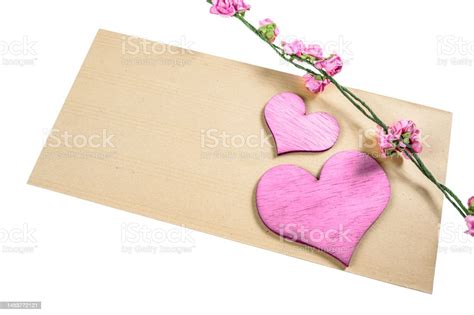복사 공간을 위한 빈 갈색 종이가 있는 빨간 심장과 꽃 줄기 0명에 대한 스톡 사진 및 기타 이미지 0명 갈색 개념