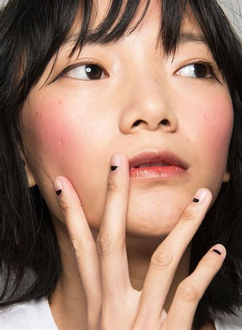 素色法式条纹波点 最受欢迎的美甲趋势top5 每日头条