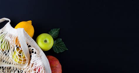 검은 색 배경에 과일이있는 흰색 문자열 가방 제로 폐기물 쇼핑 개념 친환경 라이프스타일 가방에 대한 스톡 사진 및 기타 이미지