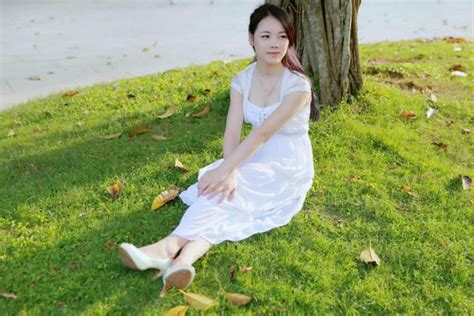 唇邊含著一抹淺淺的輕笑風華卓絕非尋常女子所能比擬 每日頭條