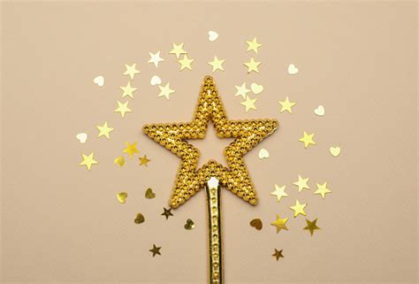 베이지 색 배경에 아름다운 황금 마술 지팡이와 색종이 평평한 누워 0명에 대한 스톡 사진 및 기타 이미지 0명