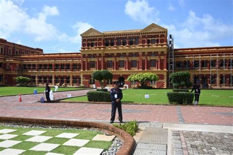 မြန်မာပြည်ကို ခေါင်းမဆောင်လိုက်ရတဲ့ မိုးကျရွှေကိုယ်များ Bbc News မြန်မာ