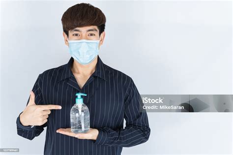코로나바이러스를 보호하기 위한 의료보호 페이스 마스크를 착용한 아시아의 잘생긴 행복한 힙스터 남자 필터 먼지 Pm 25 흰색