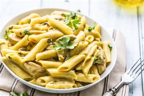 Pene De Las Pastas Con La Salsa De Queso Parmesano De Las Setas De Los