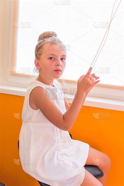 有一双蓝色大眼睛的可爱女孩