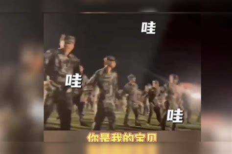 大学男生军训休息间隙才艺表演，这妥妥的男团感觉军训表演才艺