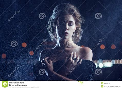 Mujer Que Presenta En La Lluvia Imagen De Archivo Imagen De Noche
