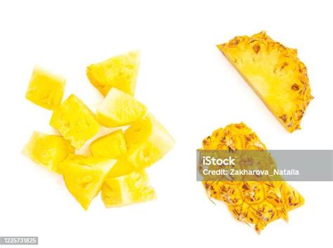 파인애플 조각과 흰색 배경에 격리 덩어리 파인애플 슬라이스 상단보기를 잘라 플랫 레이 파인애플에 대한 스톡 사진 및 기타 이미지 파인애플 0명 개체 그룹 Istock