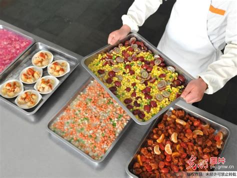 浙江一大学食堂推出水果神菜受青睐组图 国际在线