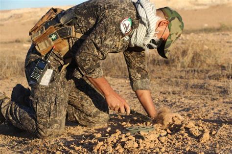 قوة من اللواء 19 بالحشد تفكك 4 عبوات مضادة للدروع قرب طريق القائم