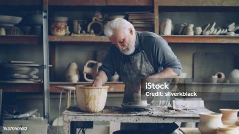 근 면 한 회색 머리 남자는 협력 클레이 포터의 바퀴에 옥 토의 조각을 형성 아름 다운 세라믹 기구 수 제 화분 및 화병 선반에 표시 됩니다 공예에 대한 스톡 사진 및 기타