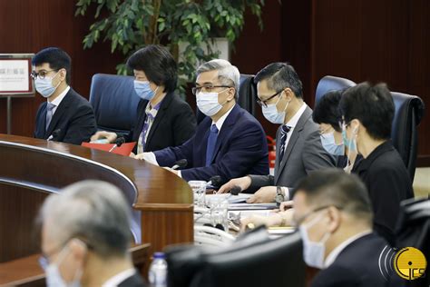 保安司司長黃少澤列席立法會全體會議，細則性討論及表決《司法警察局特別職程制度》法案。 澳門特別行政區政府入口網站