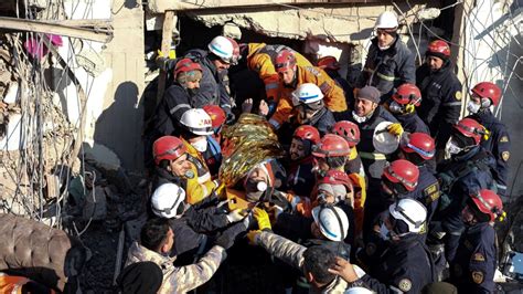 14 годишен тинејџер извлечен жив од урнатините во Турција